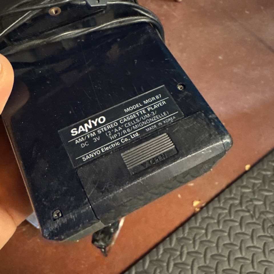 Sanyo MGR87 Portable AM/FM Stereo Cassette Player Walkman | eBay