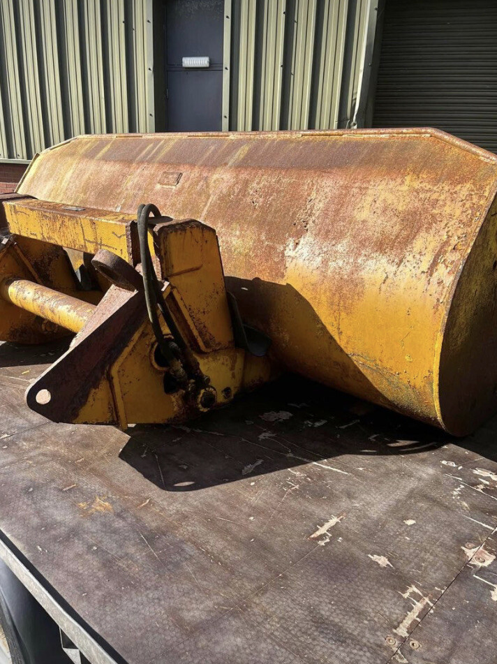 8ft Tip Toe Bucket Matbro / John Deere Pin and Brackets, Heavy Duty ...