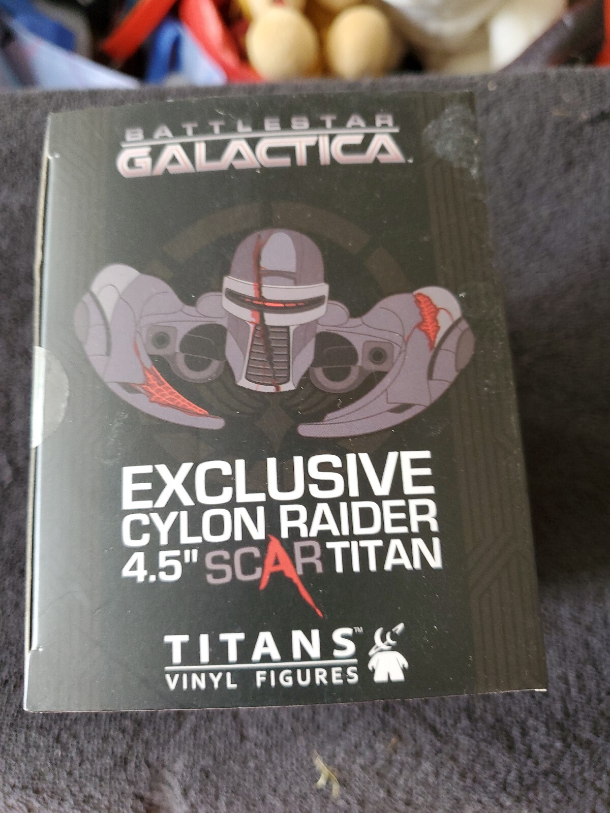 Battlestar Galactica Sealed Loot Crate Cylon Raider & challenge coin ...