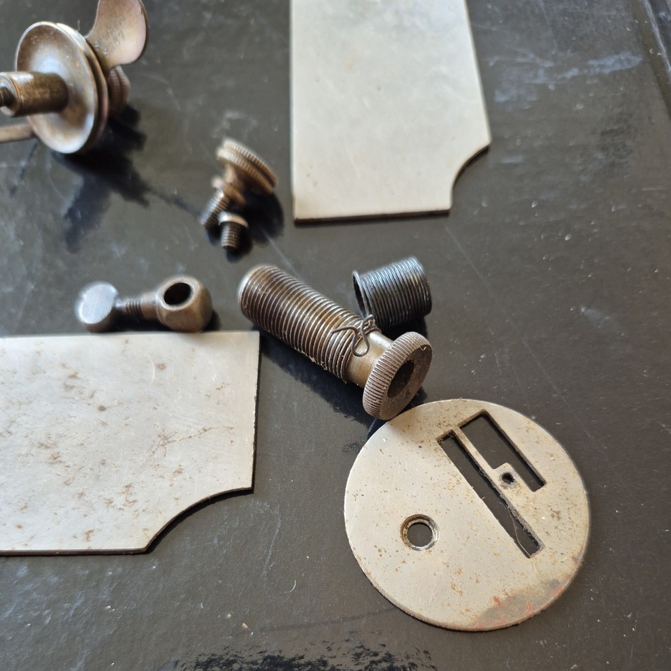 Vintage Singer Oringinal Sewing Machine bobin cover and screws cc893 ...
