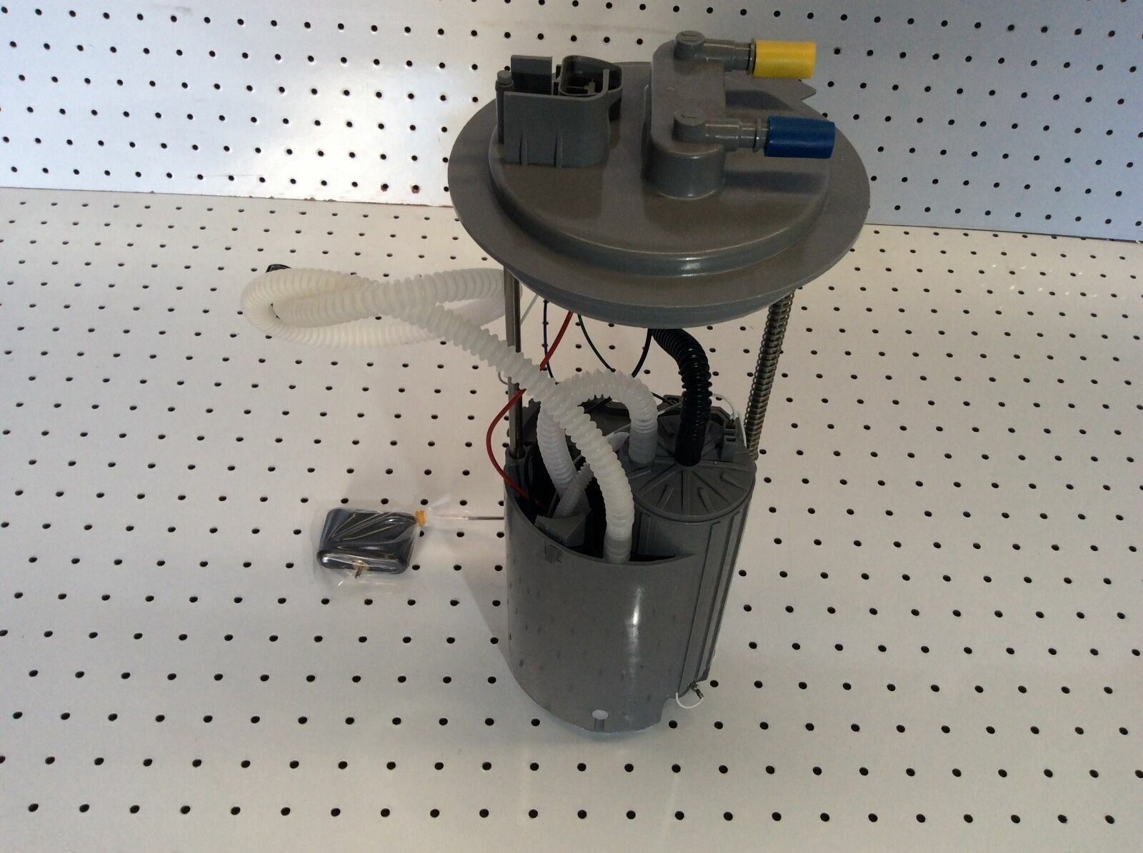 GENUINE QUALITY FUEL PUMP CAPTIVA 2.4L 3.2L 20895923 EFP308 96629370 ...