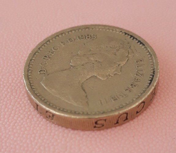 Rare 1983 Old Circulated Round £1 Coins One Pound Coin - Upside Down ...