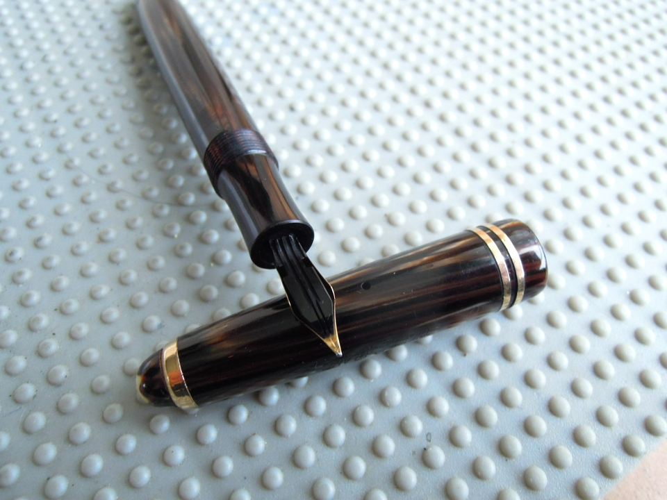 BEAUTIFUL VINTAGE DARK BROWN/ TIGER EYE MONTBLANC 242 FOUNTAIN PEN ...