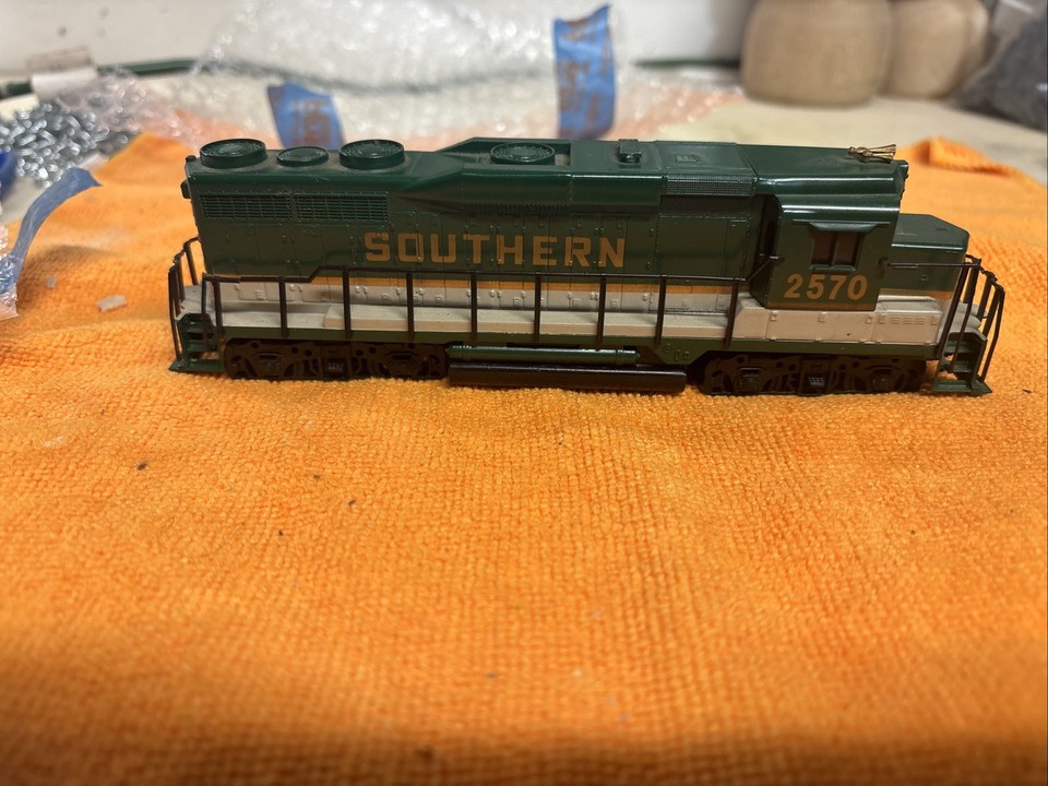 Bachmann Southern EMD GP30 Diesel #2570, HO scale | eBay