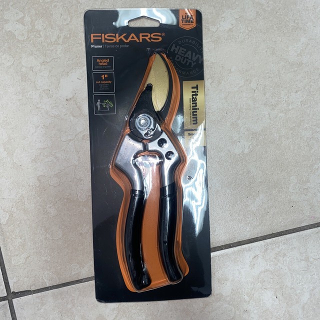 Fiskars 1 In. Titanium Coated Steel Blade Bypass Hand Pruner for sale ...