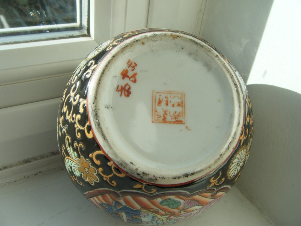 CHINESE GINGER JAR FAMILLE ROSE HAND PAINTED SIGNED but no lid 13 cms ...