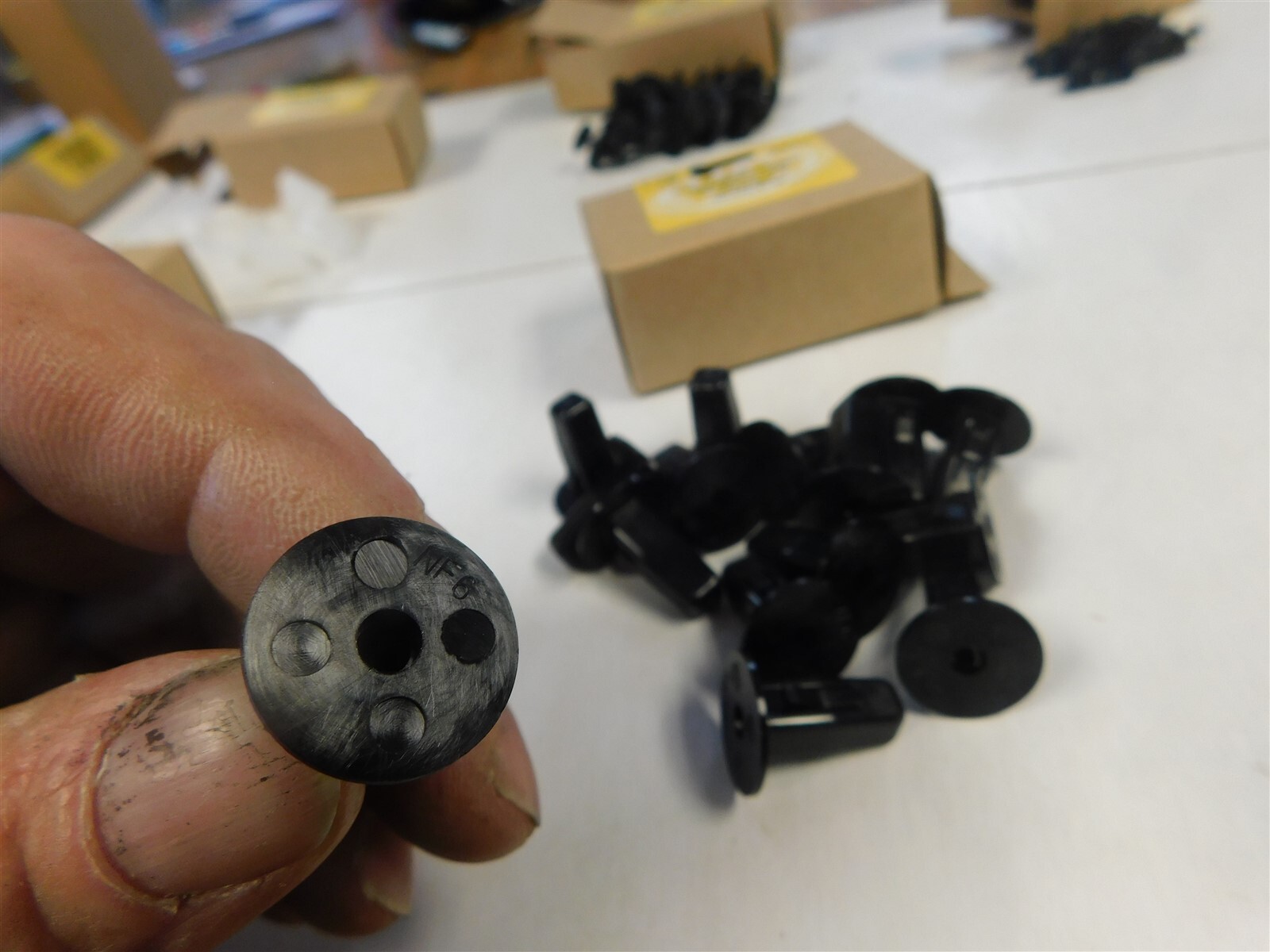 PLASTIC SCREW GROMMET FOR ROCKER PANEL MOLDING FITS 1987 + TOYOTA 15X ...