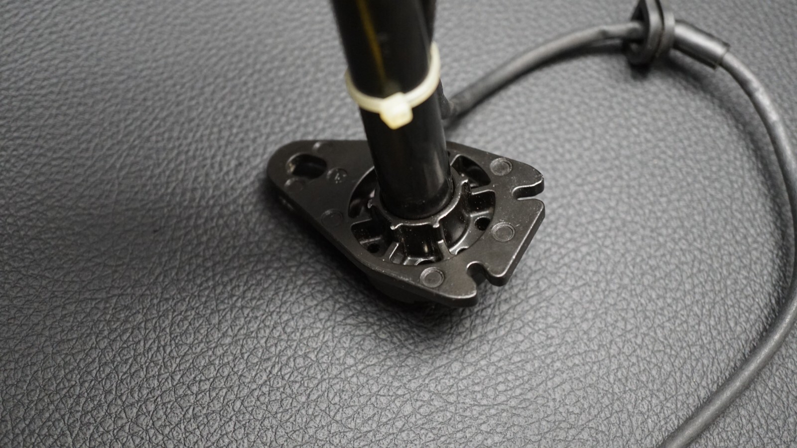 GENUINE MERCEDES BENZ C-CLASS W205 C205 S205 BONNET HINGE ACTUATOR ...