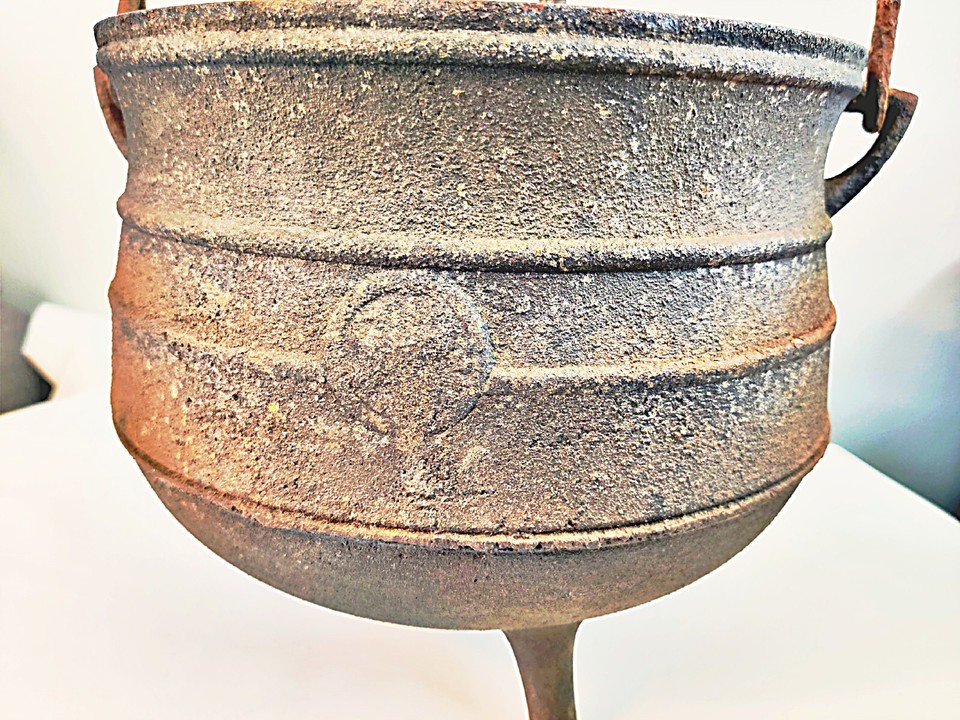 Antique Cast Iron 3 legs Bean Witches Pot Kettle Cauldron W/Wrought ...