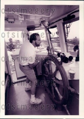 1994 Wire Photo Captain at Wheel Detroit River Tour Boat SS Diamond ...