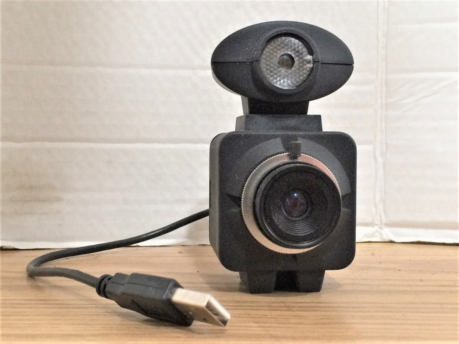 VIDEOLOGY - Color Badging Camera 8mm Lens 1/3 Inch IR - 24C7.38USB F-L8 ...