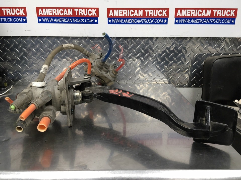 2016 Peterbilt 579 Brake Pedal Assembly P/N G90-1174-201131110 & Bendix ...
