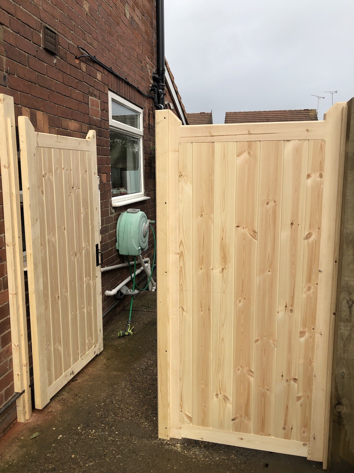 Scandinavian Redwood President Style Driveway Gates 8ft Wide X 5ft High ...