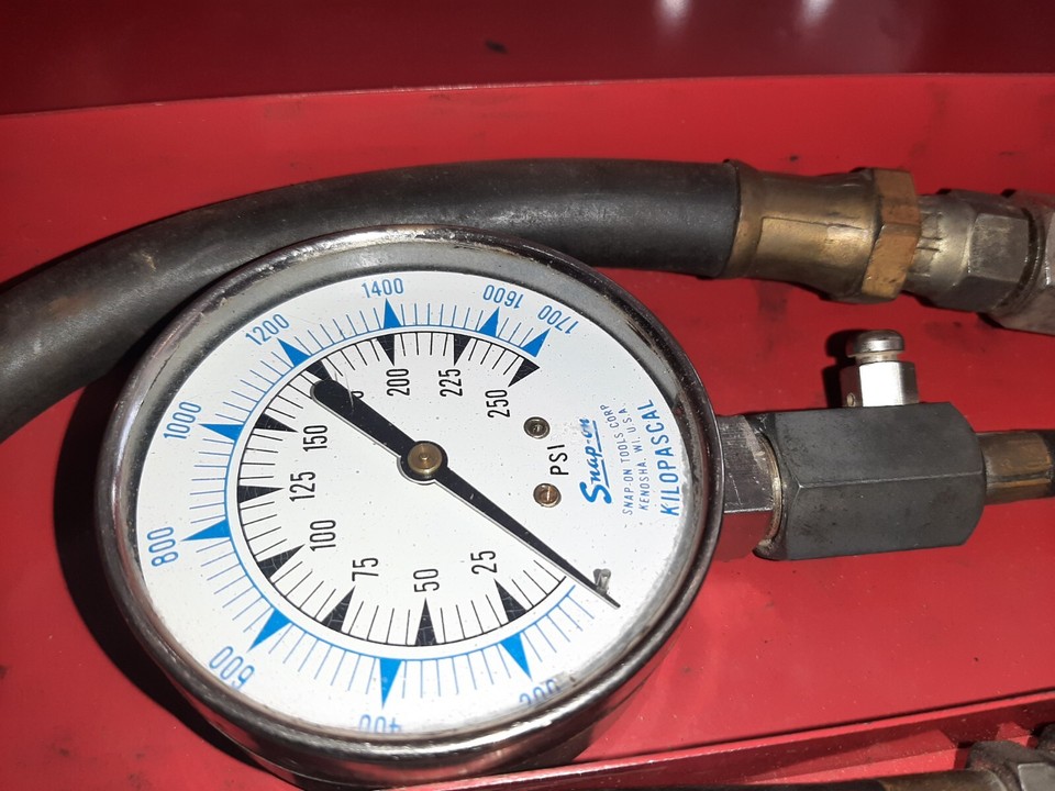 Snap-on 250 PSI Compression Gauge Set w/Metal Case Used | eBay