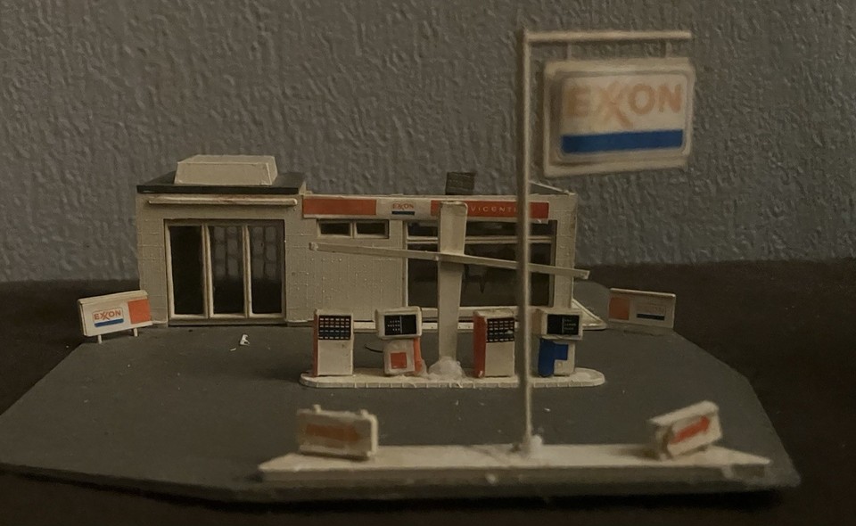 Tyco 7762 Exxon Gas Station Building HO Plastic w/ Gas Pumps Signs | eBay