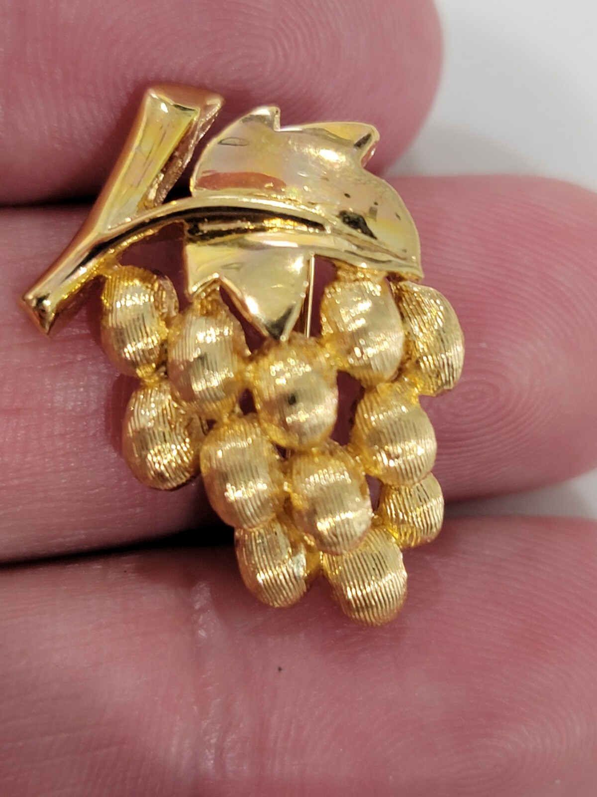 SMALL VINTAGE CROWN TRIFARI GRAPE CLUSTER GOLD PLATED… - Gem