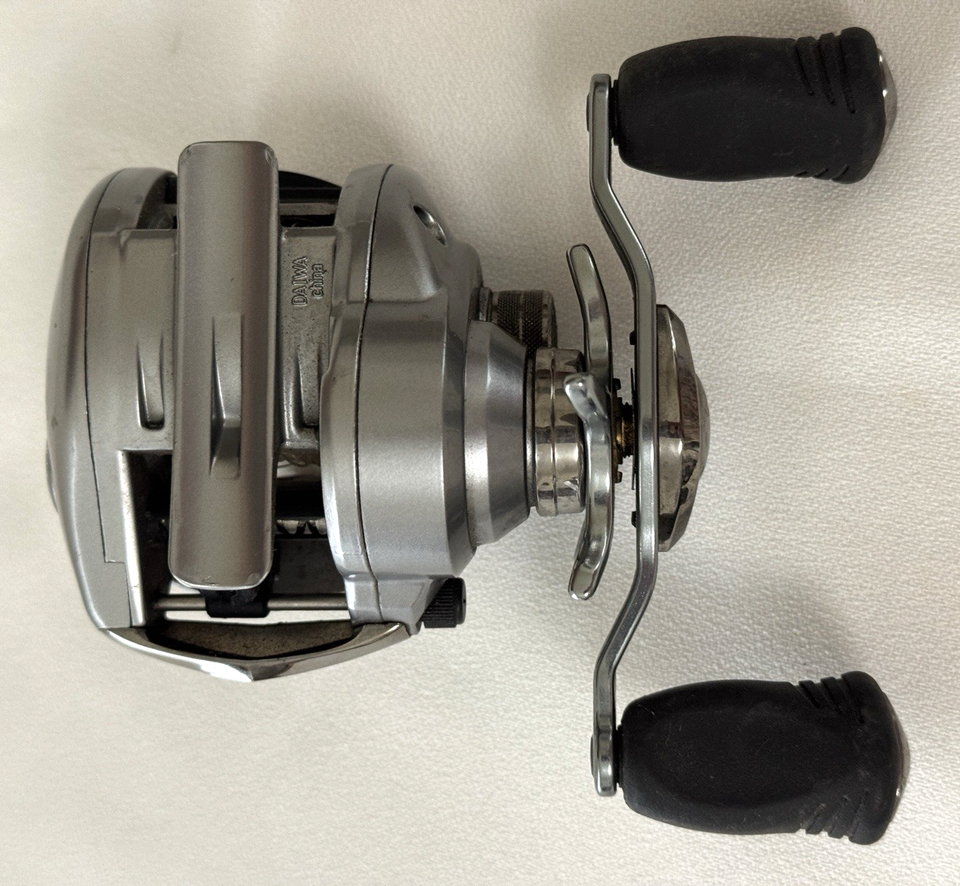 Daiwa Megaforce Plus Baitcasting Twitchin Bar 7.1 100TSH 11Bi Fishing ...