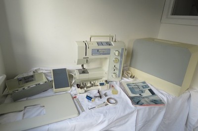 Bernina 1020 Sewing Machine with Extension Table - Hard Case - Guide ...