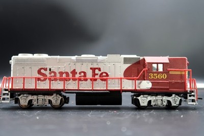 LIFE-LIKE HO SCALE SANTA FE DIESEL LOCOMOTIVE EMD GP38 #3560 | eBay