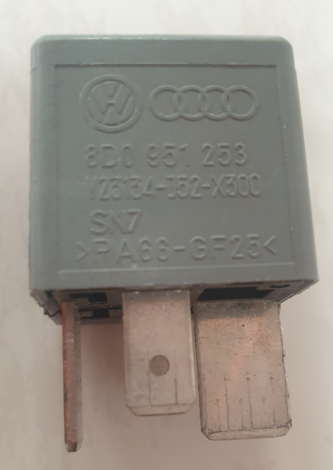 GENUINE 370 RELAY VW AUDI SKODA SEAT 8D0951253 - V23134-J52-X300 4 PIN ...