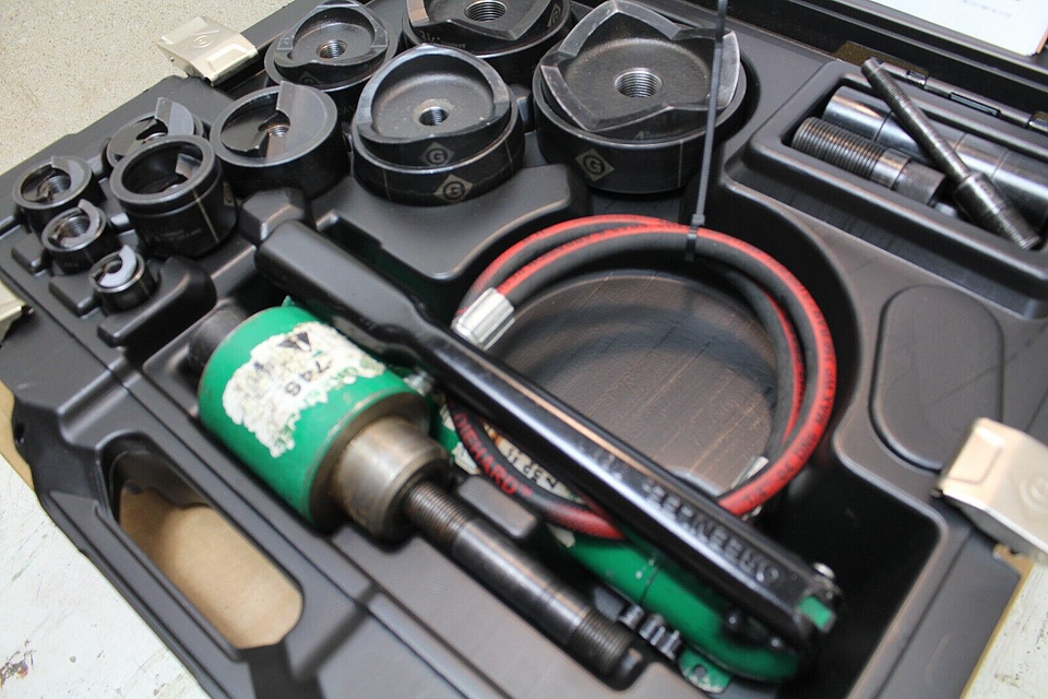 GREENLEE 7310SB Hydraulic Knockout Set w/"BRAND NEW" PLASTIC CASE (100% ...