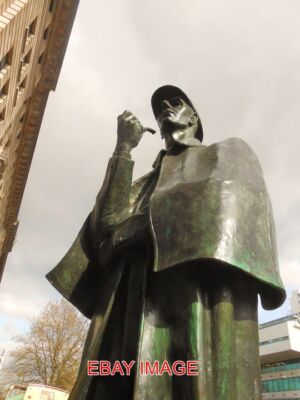 PHOTO SHERLOCK HOLMES ON BAKER STREET STATUE OF THE DETECTIVE OUTSIDE ...