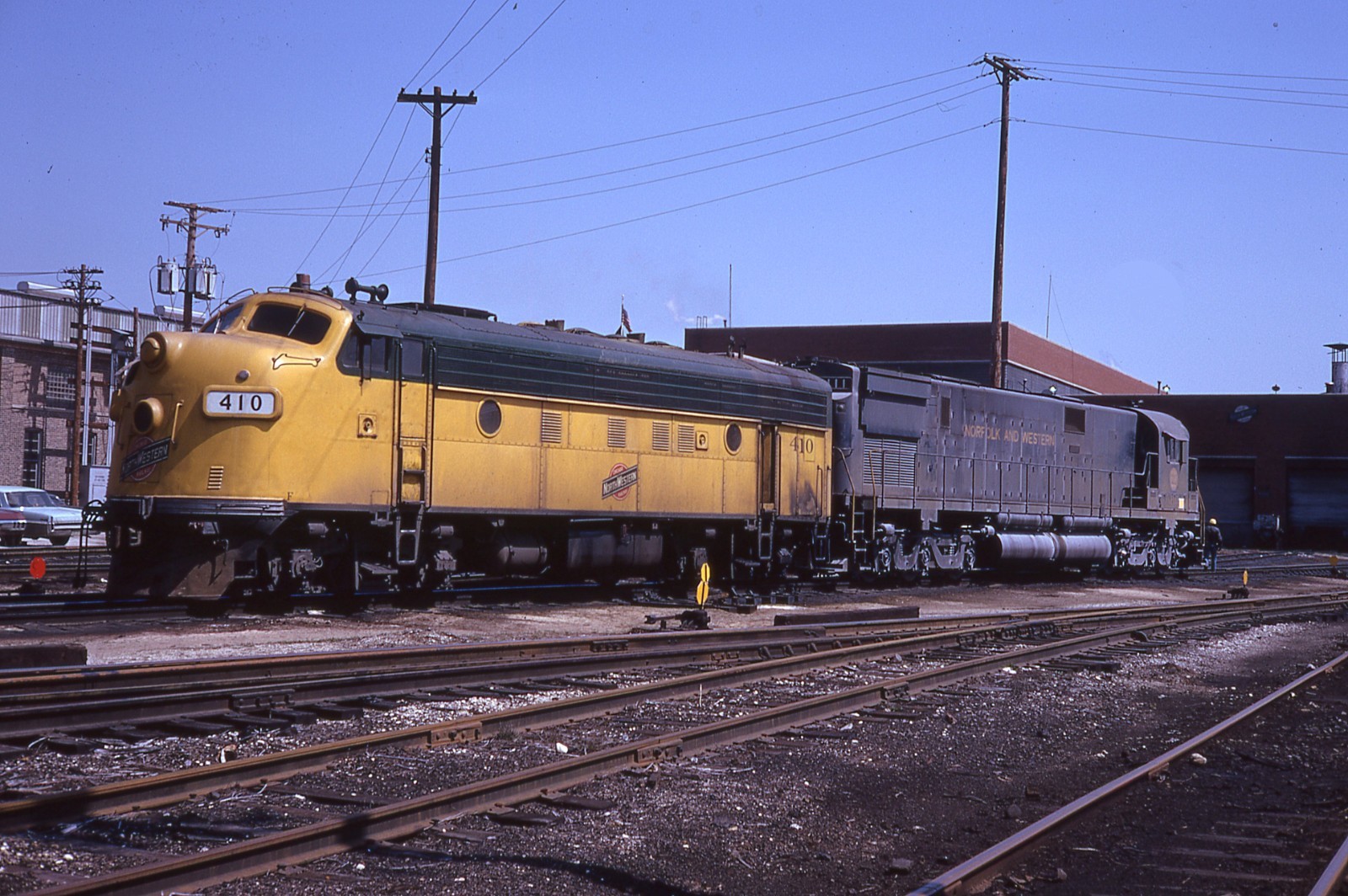 MS ORIGINAL SLIDE CNW NORTH WESTERN F7A #410+NW 1111 - PROVISO YARD IL ...