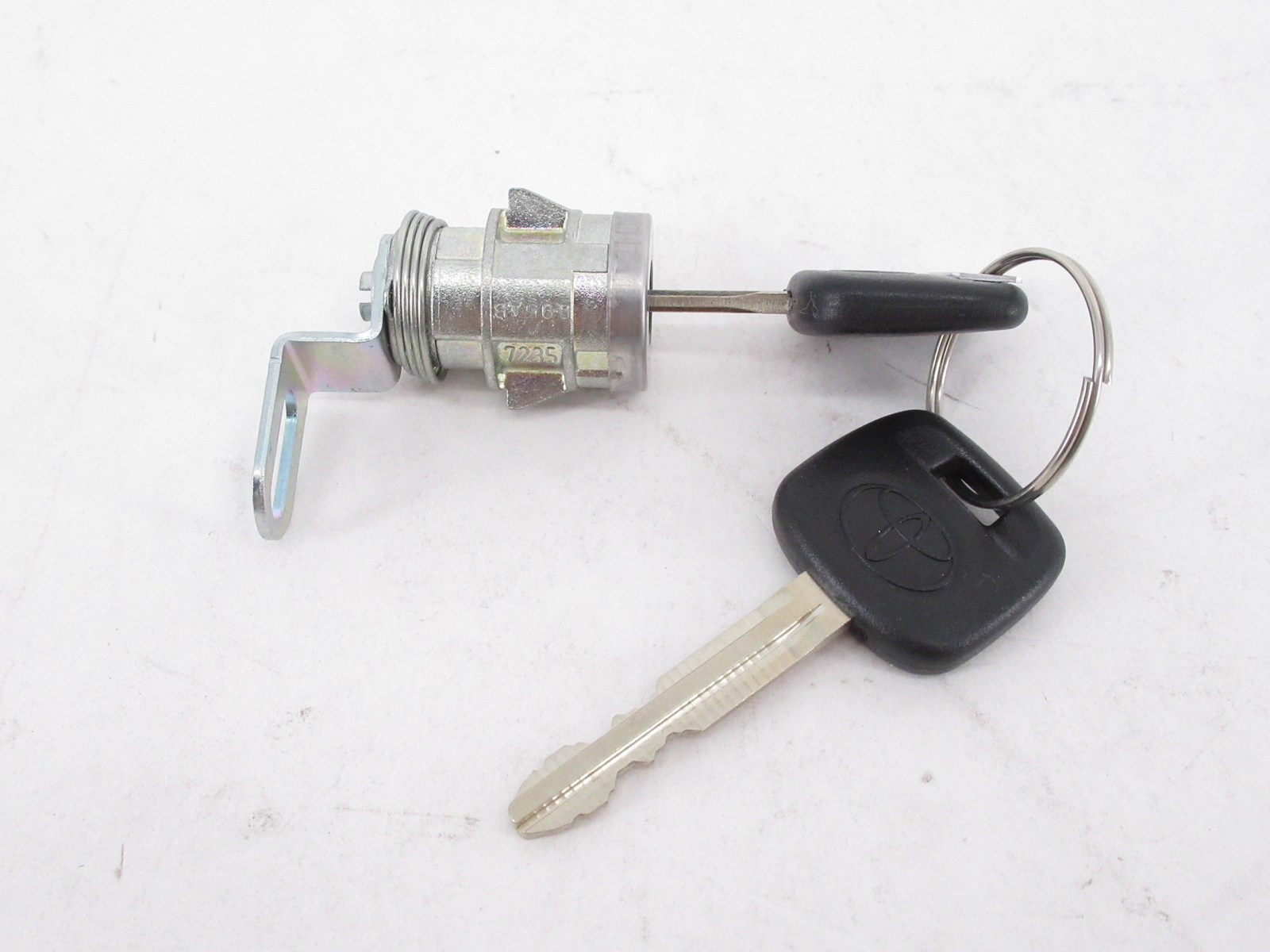 Genuine 2016 Toyota Tacoma Tailgate Lock Cylinder and Key 69055-0c030 ...