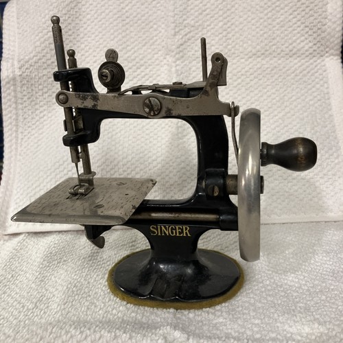 Singer Sew Handy Model 20 Child's Sewing Machine hand Crank 1920's Toy ...