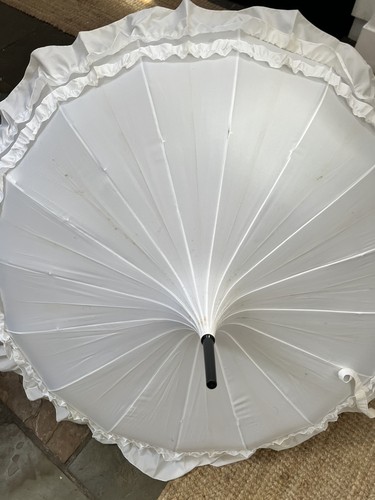 Cream Vintage Style Frilly Umbrella Victorian/Edwardian Parasol Pagoda ...