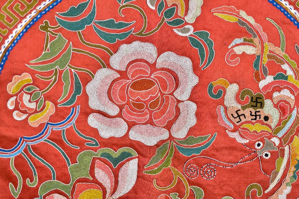 WONDERFUL ANTIQUE CHINESE ROUNDEL SILK EMBROIDERY TEXTILE BADGE | eBay