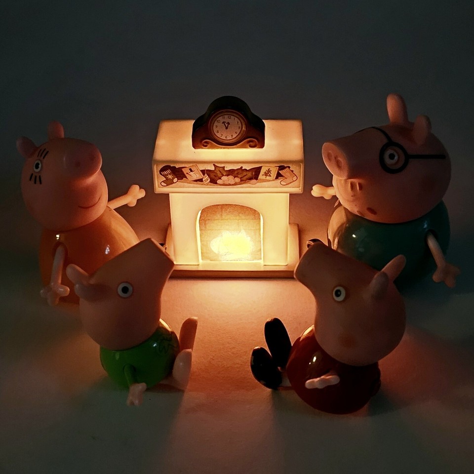 2003 Jazwares Peppa Pig Play Set Family Am Fireplace Living Room Ski ...
