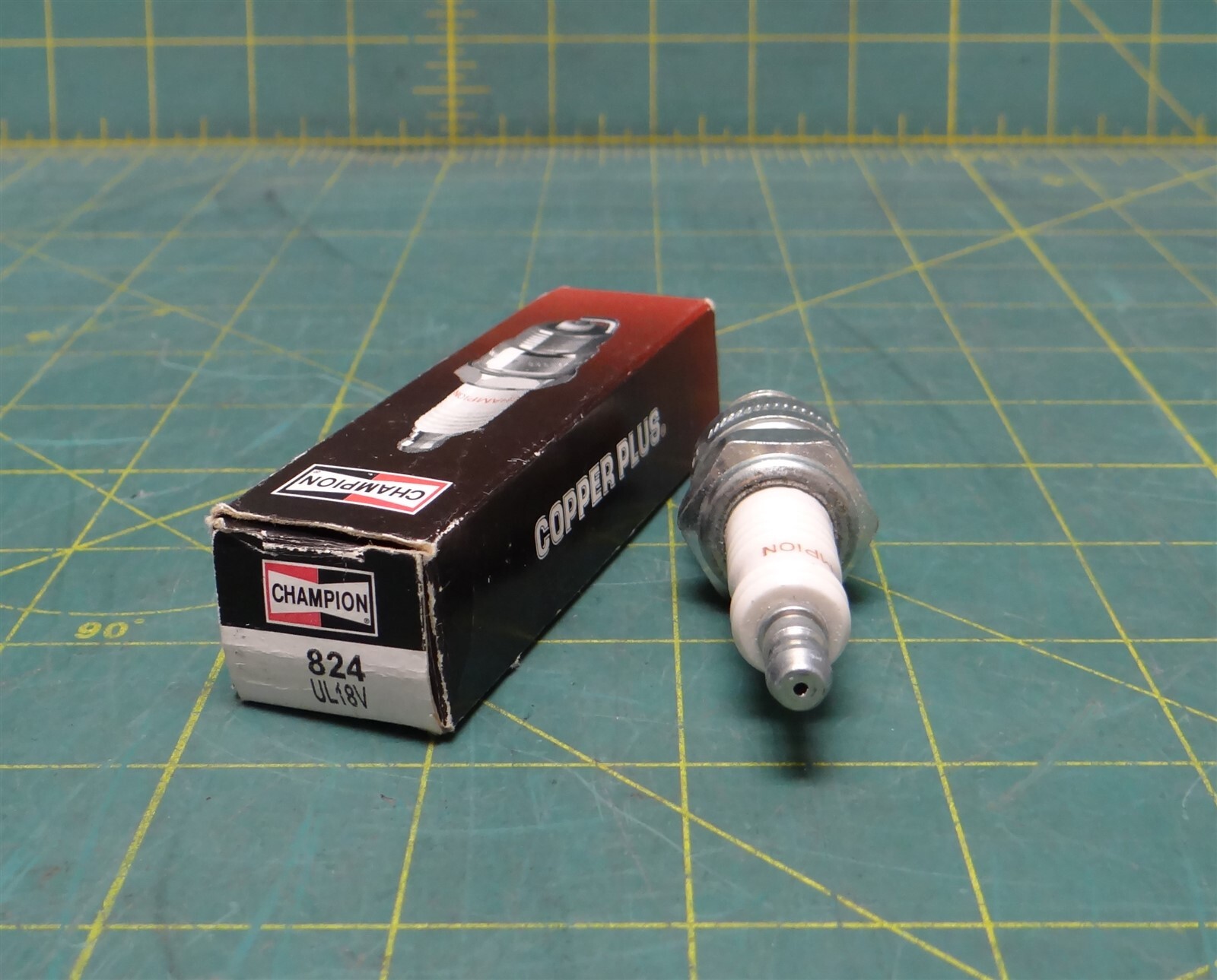 Champion Spark Plug 824 Type UL18V Copper Plus Small Engine Spark Plug ...