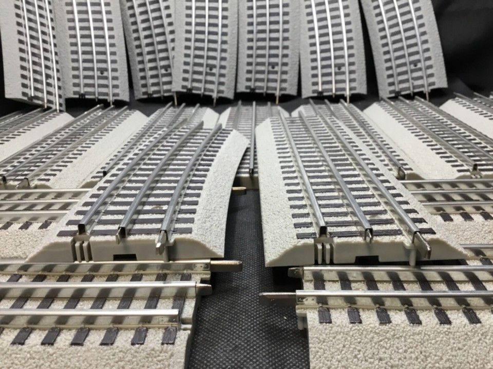 Lot of (20) Fastrack Straight 10 Inch & 0-84 Full Curve Train Tracks ...