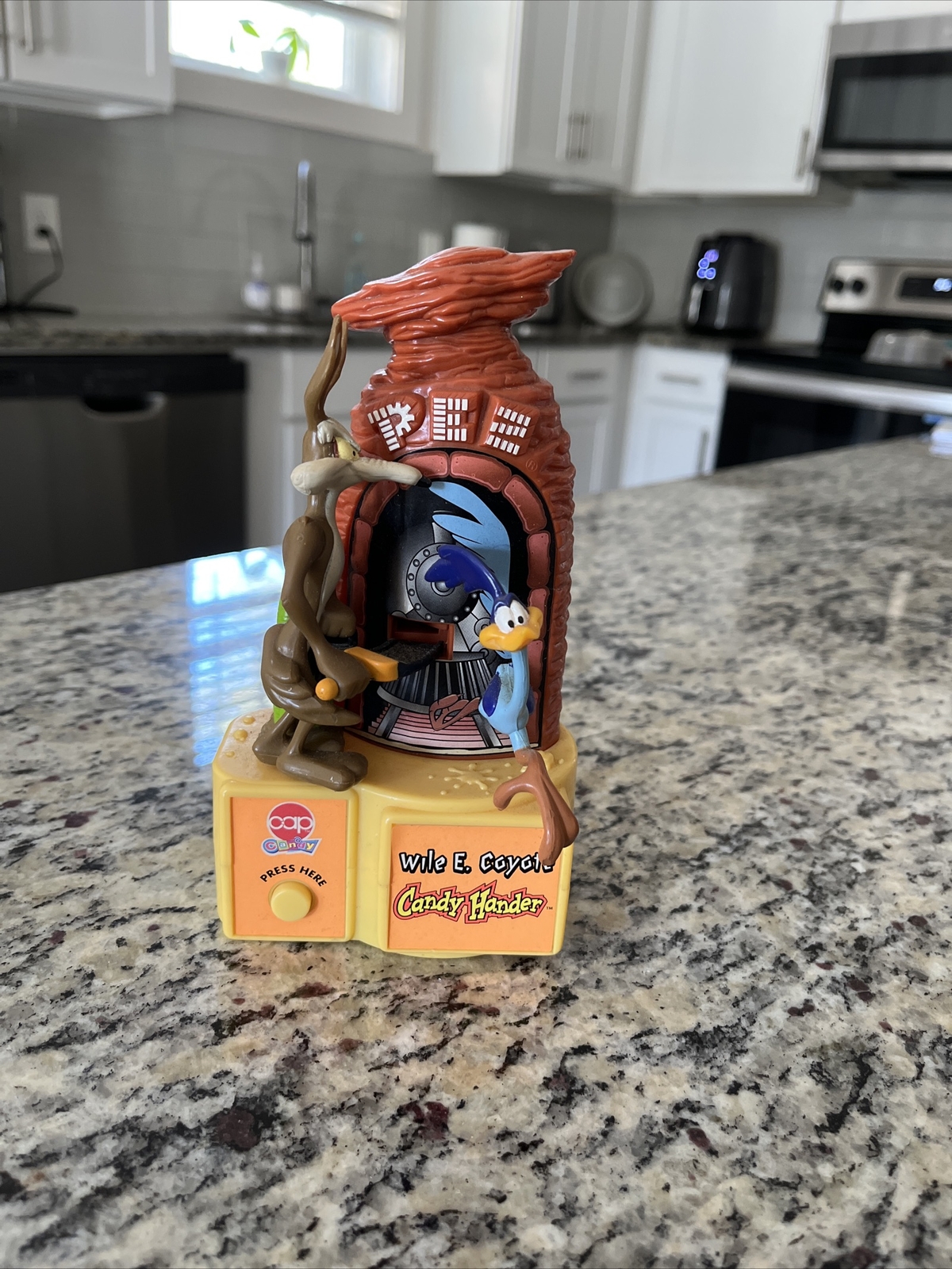 Vintage Looney Tunes Wile E Coyote Candy Hander 1998 by Oddzon Pez ...