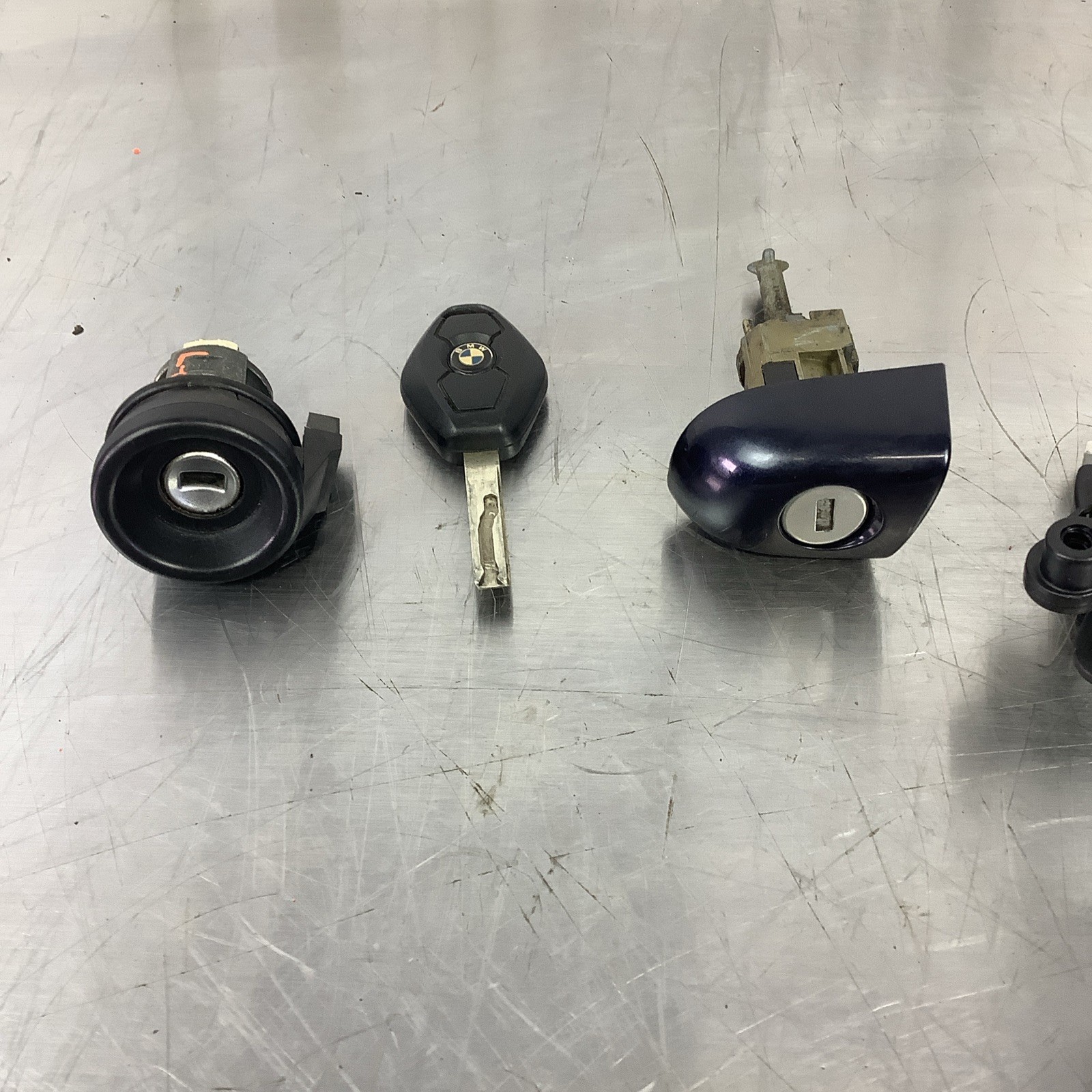 05 BMW 330 E46 IGNITION SWITCH DOOR KEY ENGINE COMPUTER ECM DME ECU ...