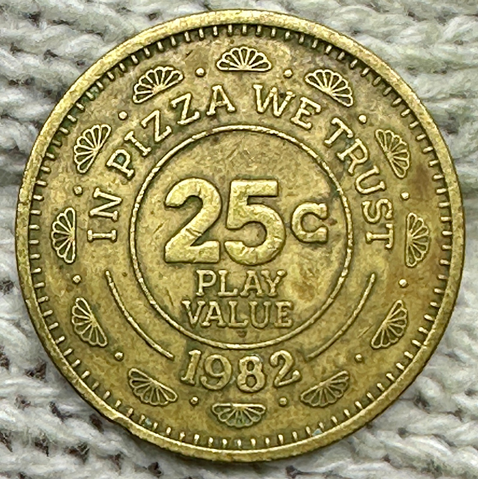 1982 CHUCK E CHEESE'S TOKEN BRASS PizzaTime rare variety Showbiz play ...