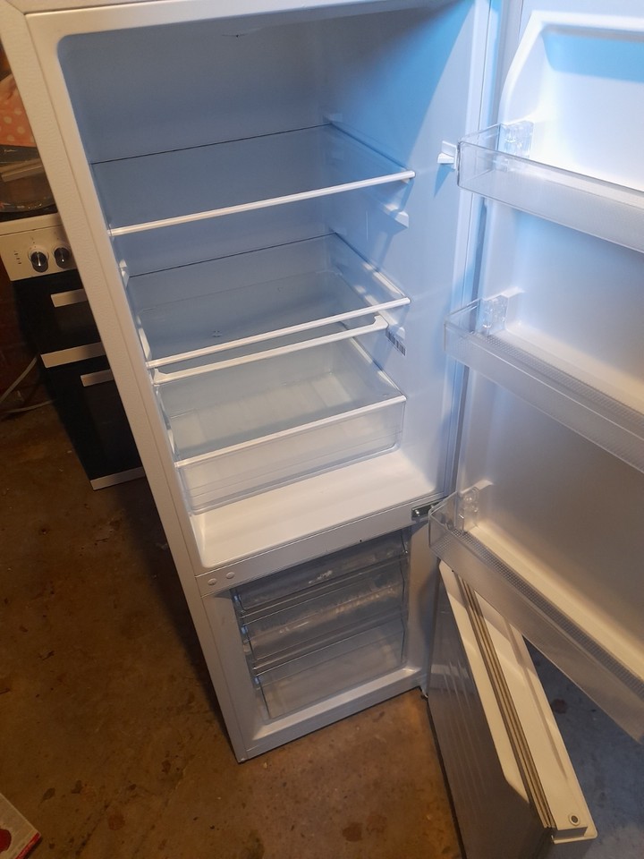 Fridge Freezer 60 40 Split Only 9 Months Old. BARGAIN | eBay UK
