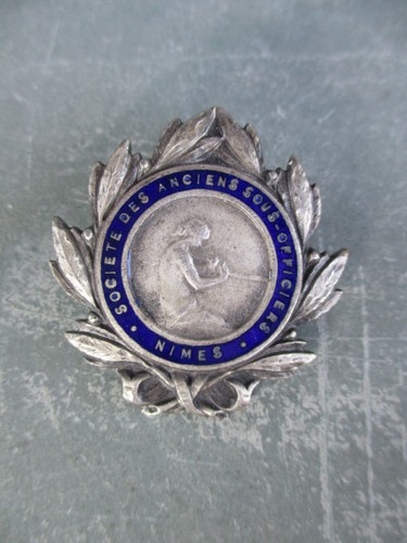 Rare insigne militaire Société des anciens sous-officiers de Nîmes ...
