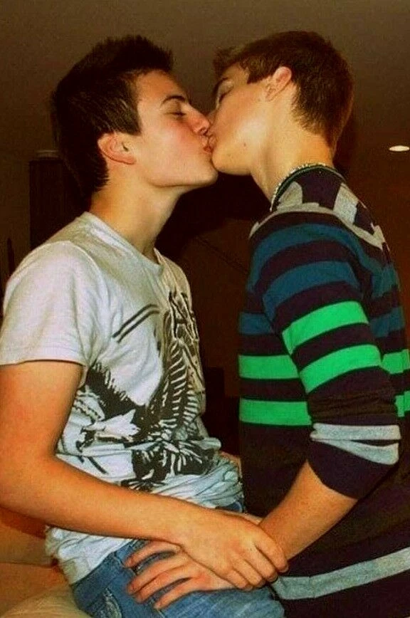 Gay Boys Kissing