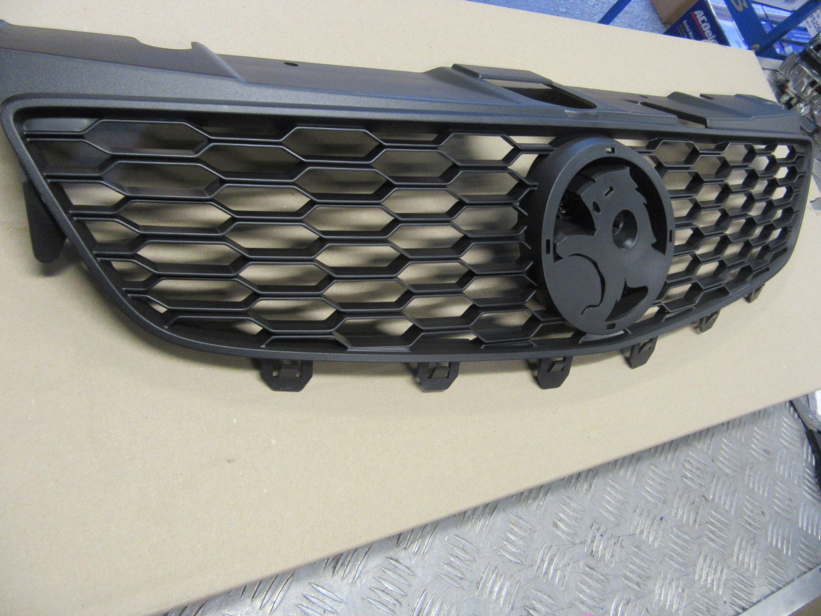 FRONT top GRILLE no chrome surround typeHOLDEN COMMODORE VE series 2 SS ...