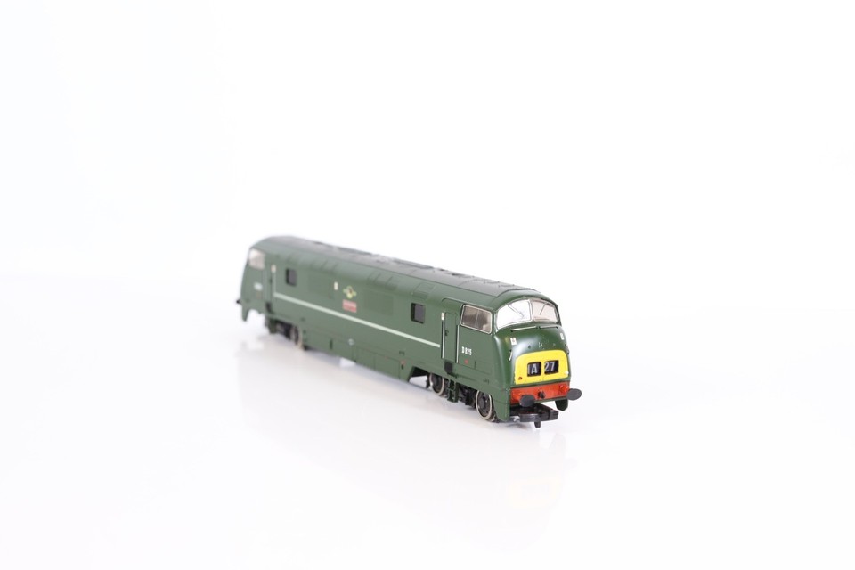 Mainline 37087 OO Gauge Warship Class BR Green "Intrepid" "D825" Diesel ...