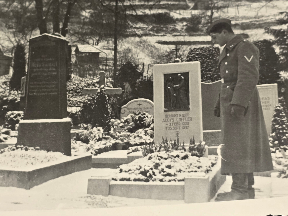 SAD! WEHRMACHT SOLDIER VISITS FALLEN COMRADES GRAVE 1939 WW2 WWII ...