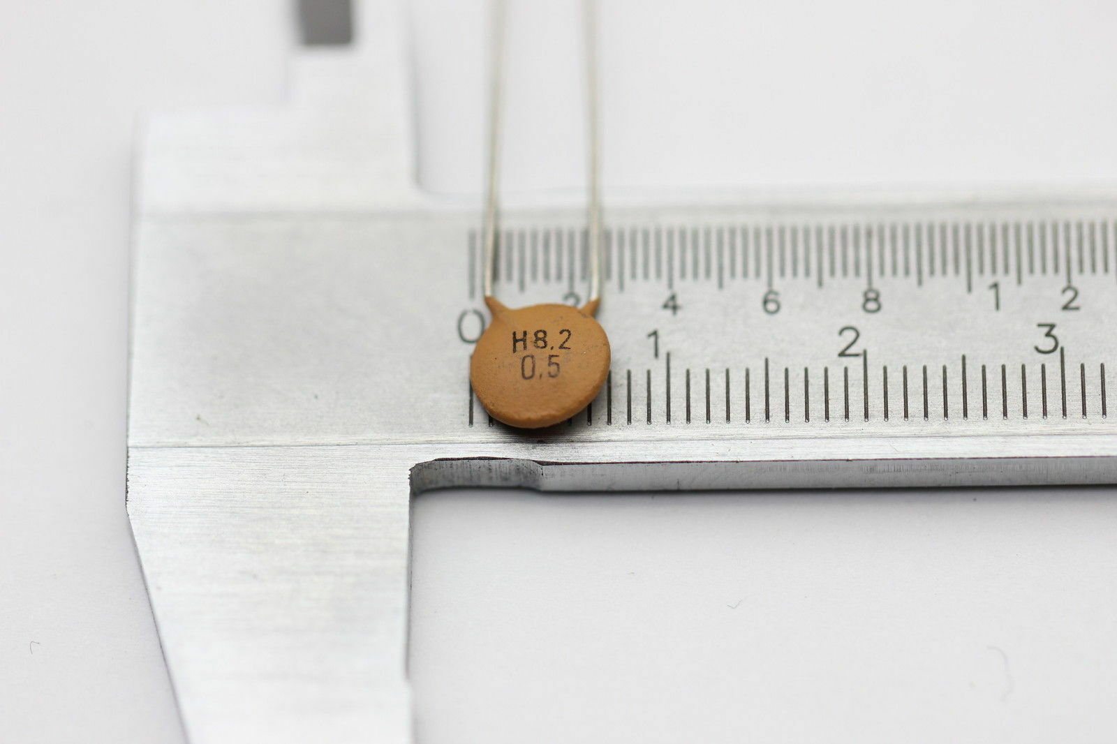 CERAMIC CAPACITOR 8.2pF 500V 3% NOS (New Old Stock) 3PC. CA76U24F031016 ...