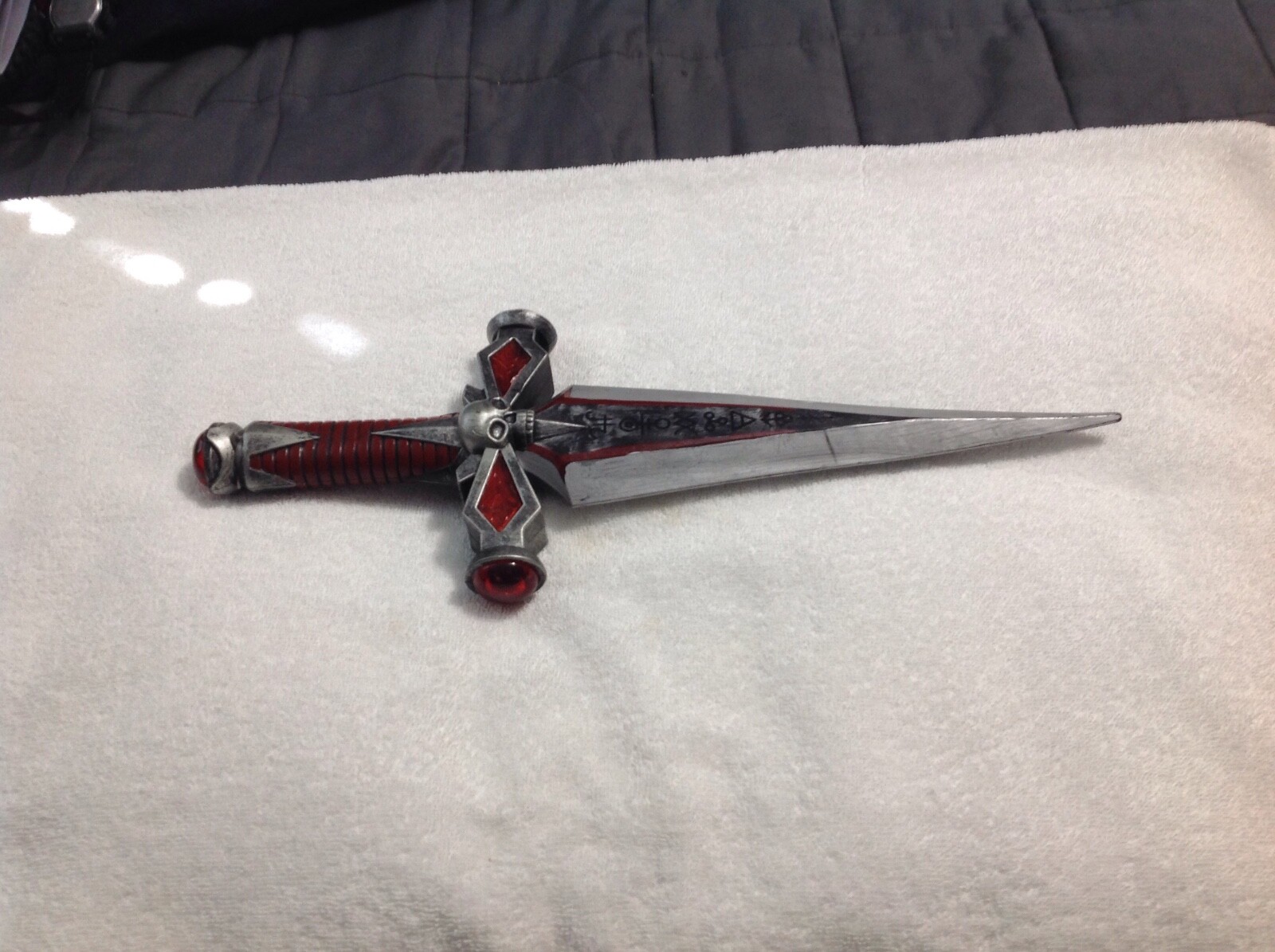 HALLOWEEN PROP HEAVY RUBBER SKULL DAGGER - Gem