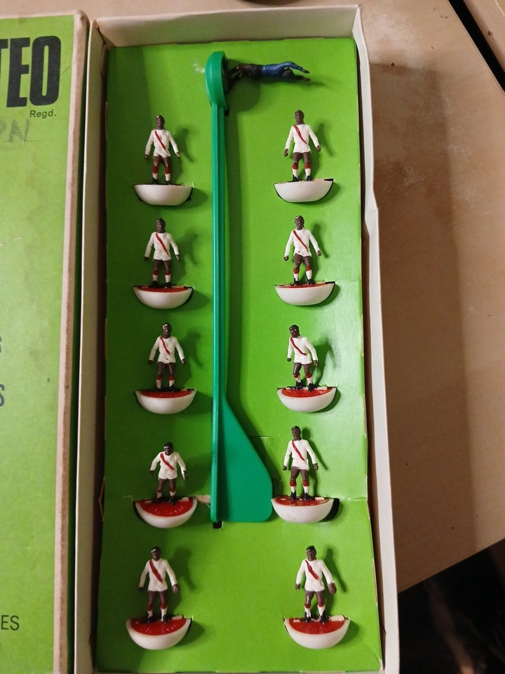 Subbuteo OO Scale Peru Team – White with Red Sash – Boxed – Vintage ...