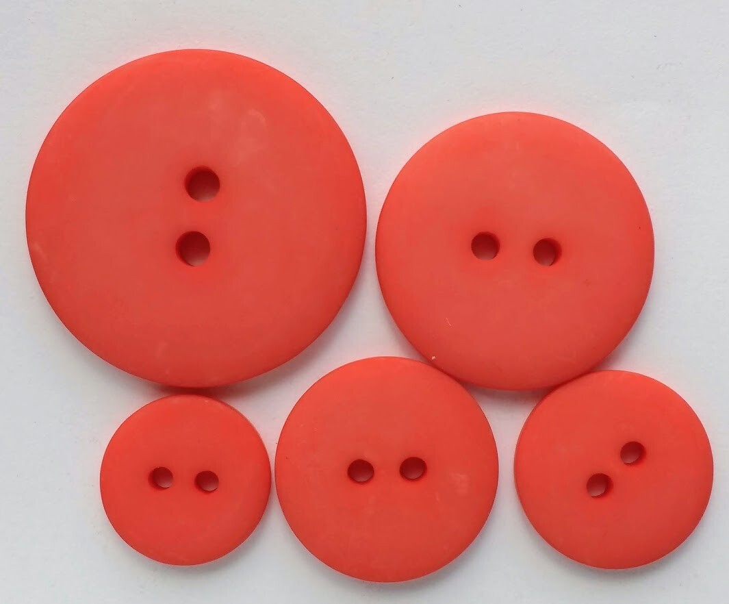 MATTE 15mm, 18mm, 20mm, 25mm, 30mm ROUND 2 HOLES PLASTIC BUTTONS | eBay UK