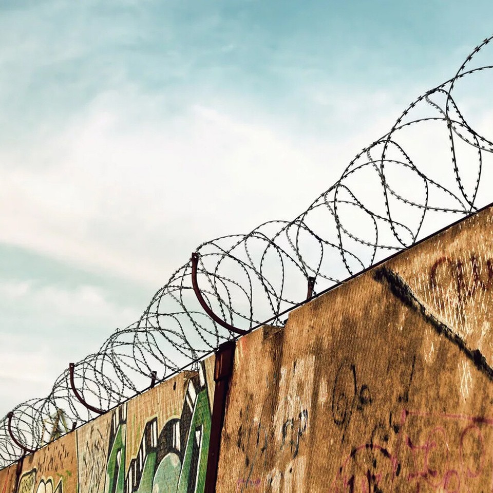 10MBarbed Razor Wire Bracket Rolls Galvanised Front Facing Wall Fence ...