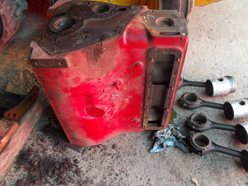 Farmall M MV IH tractor Engine Motor block w/ rod caps & M&W pistons ...