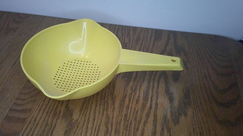 vintage 1970's era yellow Tupperware strainer with handle #1200-7 Z114 ...